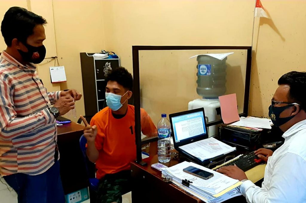 Sedang Nunggu Pelanggan, Kurir Narkoba Ditangkap Satnarkoba Polres ... Sedang Nunggu Pelanggan, Kurir Narkoba Ditangkap Satnarkoba Polres ...